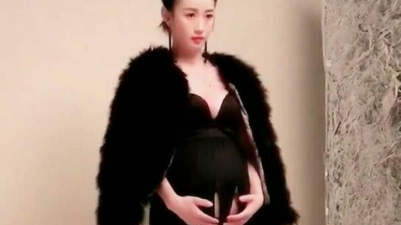 漂亮孕妈挺着大肚还穿着高跟鞋拍艺术照,太勇敢!