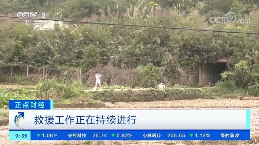 东航一架客机昨日坠毁 航拍坠机现场:事发地点位于小山窝