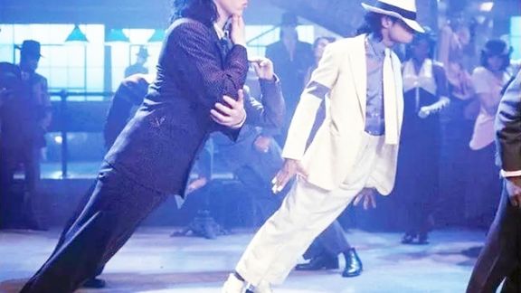 男子模仿杰克逊跳舞,频频翻车,天意如此大哥你不适合跳舞