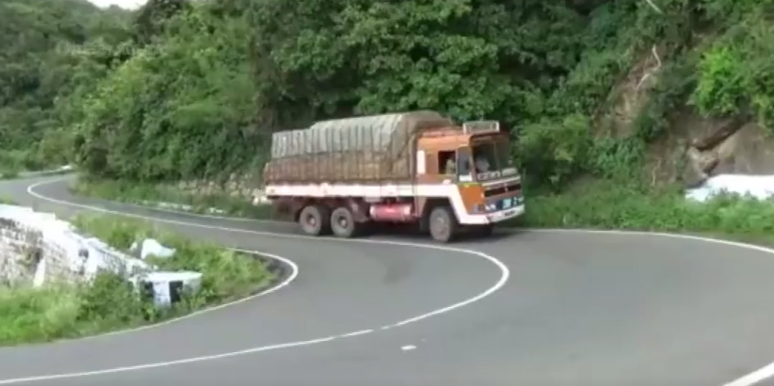 行车记录仪:印度大爷真大胆,这角度还敢倒车!