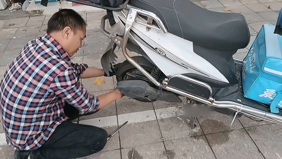 电瓶车轮胎更换步骤,10年维修师傅2分钟直接搞定