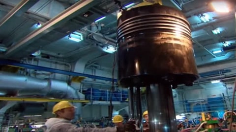 50年未清洗的活塞有多脏?老外取出活塞,黑的发亮要掉渣