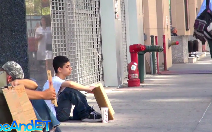 【街头实验】流浪儿童和流浪汉在路边乞讨~路人反应会有何不同?@油...