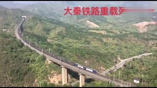 大秦铁路重载列车交会,火车太长数不清!