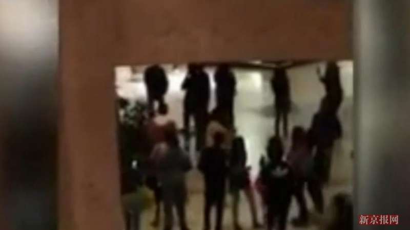 实拍:3伤4人被拘!美商场发生枪击案 现场百人逃散一片混乱