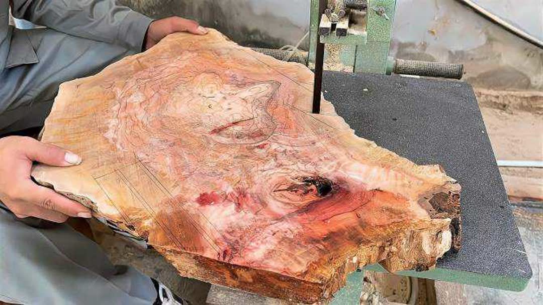 工厂不要的废木料,小伙捡来制作木桌,被网友称现实版鲁班大师