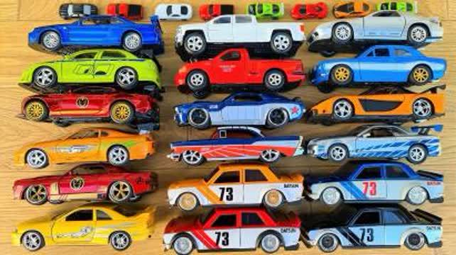 不同尺寸的彩色轿车和皮卡车玩具