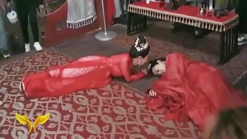 任嘉伦跟杨紫拍戏花絮,手被自己压麻调整后继续,真是可爱啊