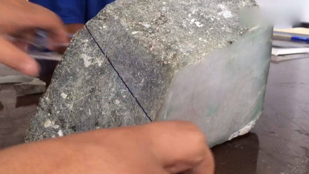 一块会卡场口的蜡壳翡翠原石,切割加工翡翠手镯的全过程