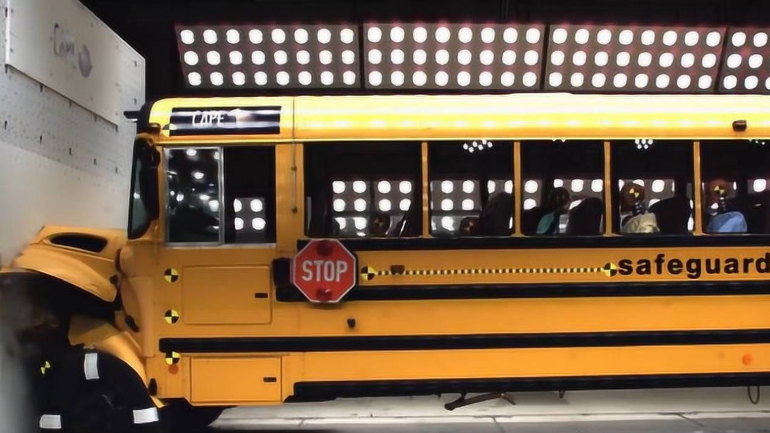 系安全带有多重要?校车碰撞测试,看车内假人的状态就知道了!