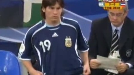 我在19岁的梅西, 21岁的C罗, 绝代双王的世界杯首秀, 这一幕简直让人...