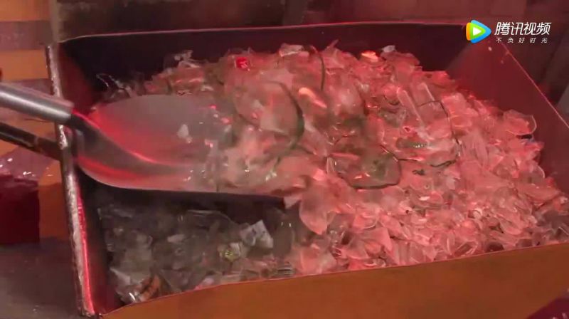 知道漂亮的玻璃瓶是如何制作出来的吗?视频告诉你答案!