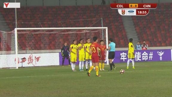 争议!王霜定位球 直接破门弹出被判无效 超慢定格画面看看