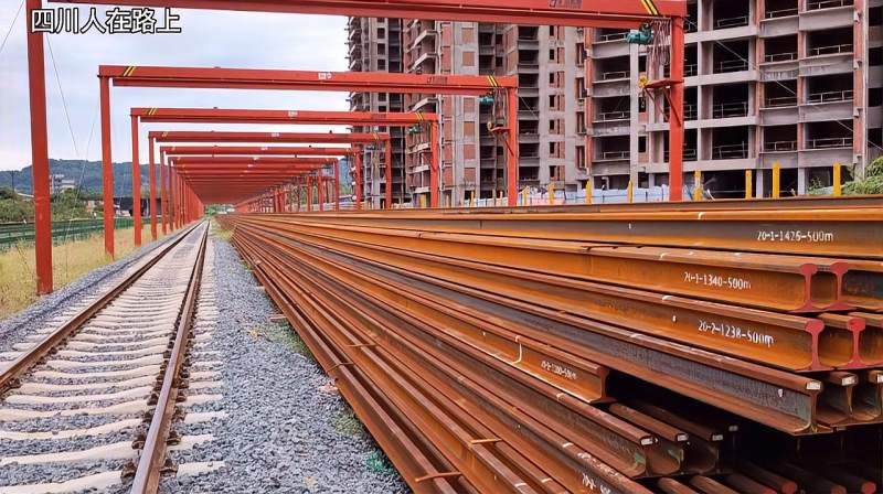 时速250公里高速铁路,500米钢轨和枕轨是怎么装车的