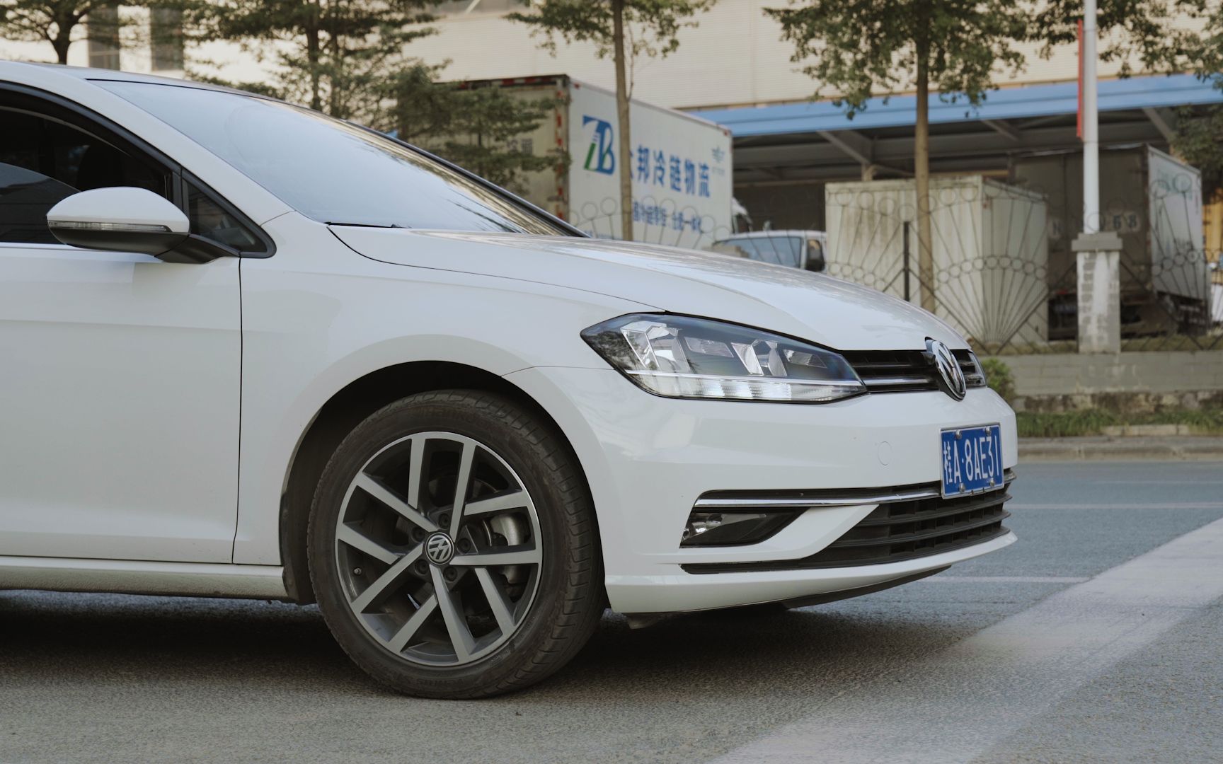 路口等灯你头车时,你是如何起步的?