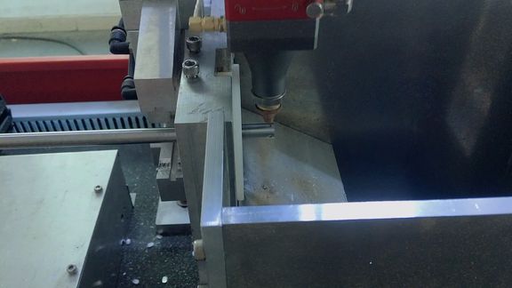 激光切割不锈钢管,打孔。