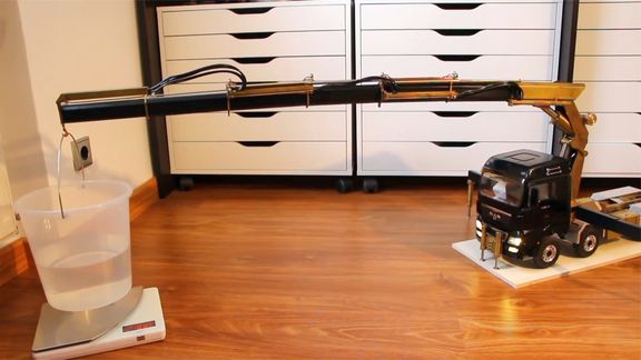 1比14.5的卡车模型,能吊起多重的物品呢