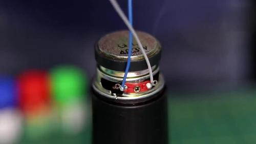 用木头制作扬声器喇叭,拿在手上听音乐,很多网友都羡慕