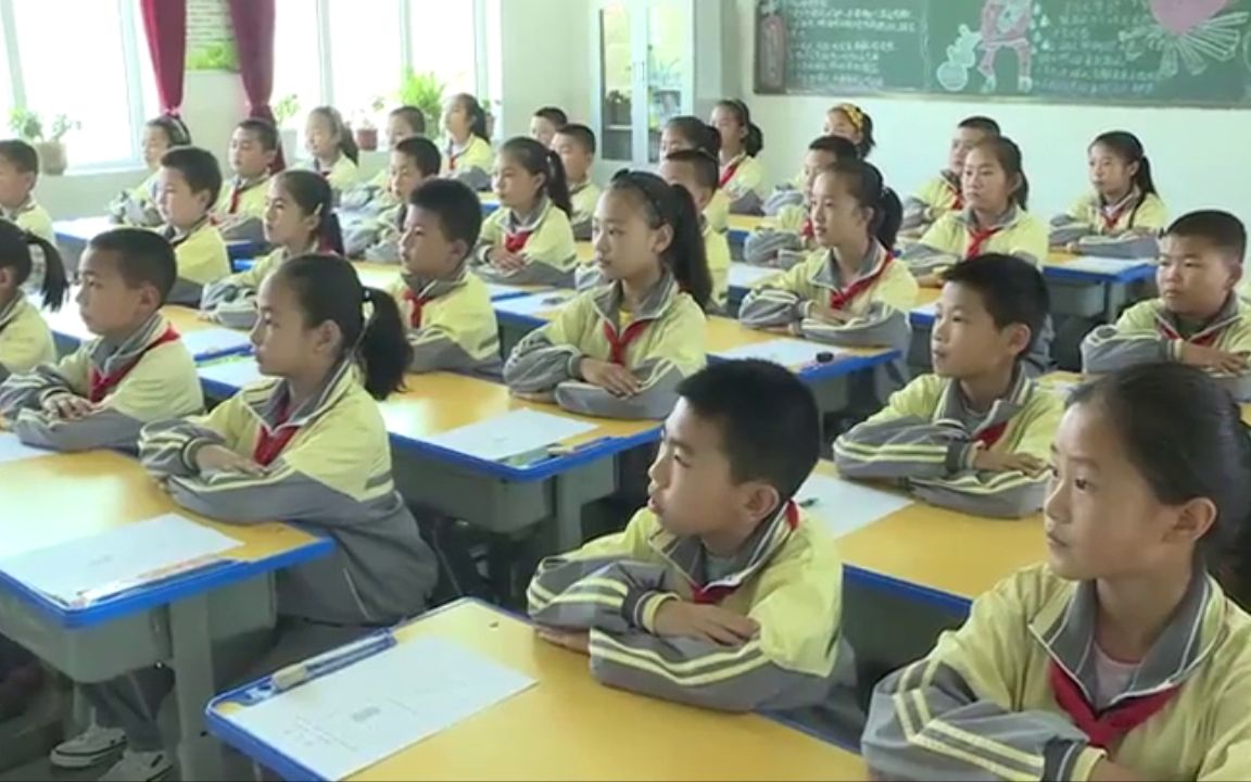 【获奖】冀教版小学五年级数学下册_在方格纸上画轴对称图形的另...