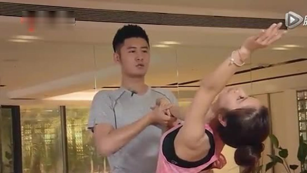 任重使坏要跟心如比赛 不放弃一直要挠女友脚