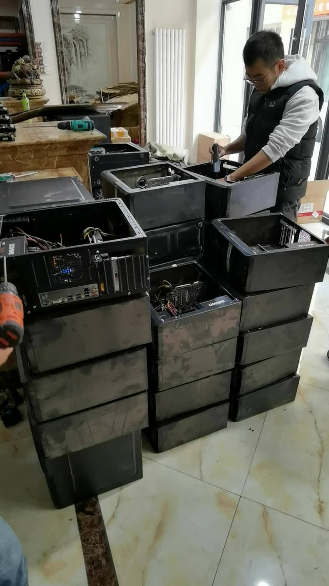 .工作是装电脑,但是我们的工作室分解电脑