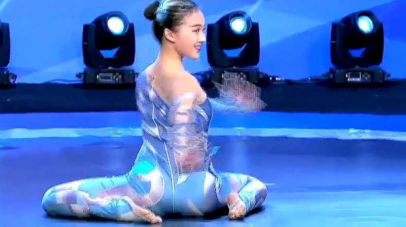 现场观众惊成表情包!美女的表演让人不可思议,网友:有骨头吗?