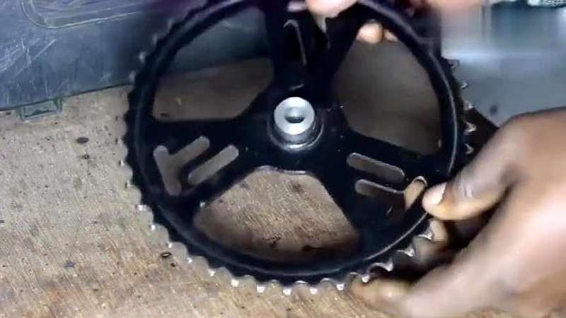 印度小伙把自行车改造成电动车,别看简陋,运作起来吓你一跳