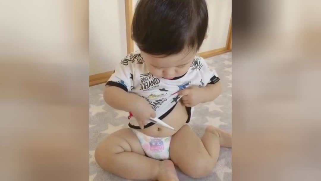 小宝宝身体不舒服,自己拿着体温计就要量体温,太萌了!