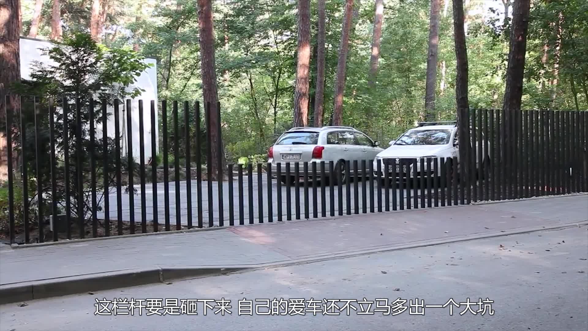 国外发明不用电的自动门,汽车缓慢前进就能开门,原理简单且实用