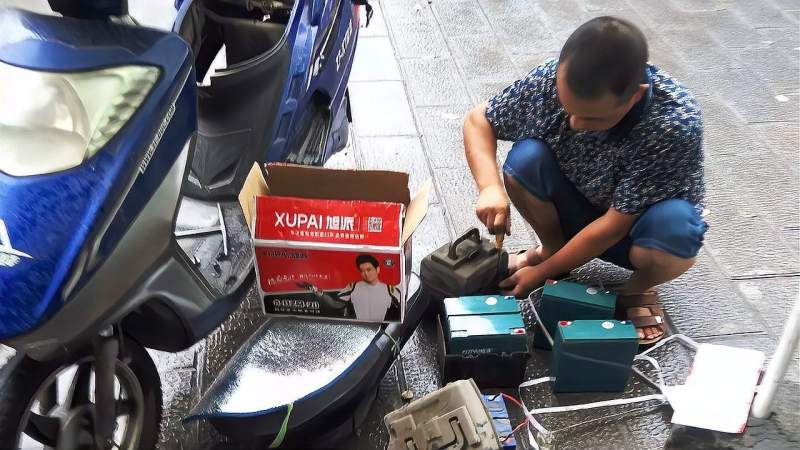 为何电动车充满电,一加速就掉两格电?修车师傅告诉你真实原因!