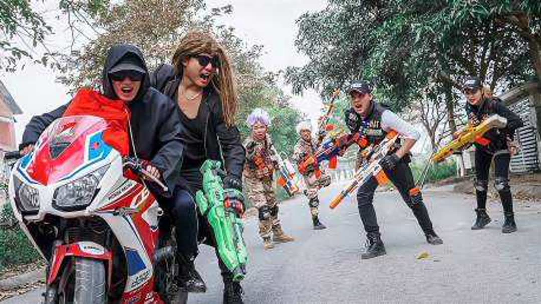 CS真人扮演:特种战士VS彩色发型小伙子