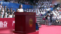 北大开学典礼:美女大学生代表发言,赢得全场掌声!