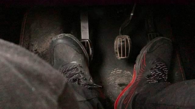 手动挡陡坡起步技巧,一脚油门,坡再大也不怕