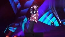 华晨宇现场演唱《我管你》,小表情太陶醉了!