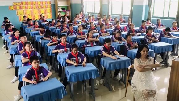 小学语文老师自创课桌舞蹈,我想说这样的老师我也想要