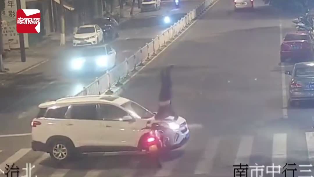 男子醉驾骑摩托撞上小车,空翻360度坠地还负刑责