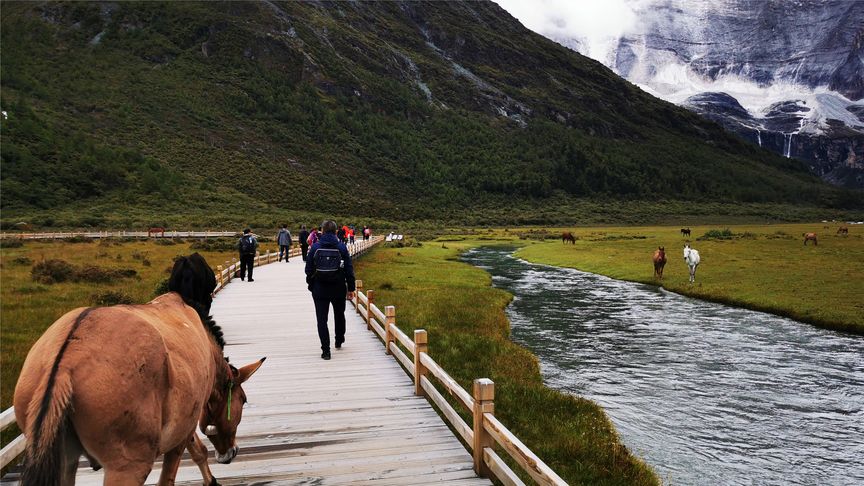 进入稻城亚丁九月的主景区