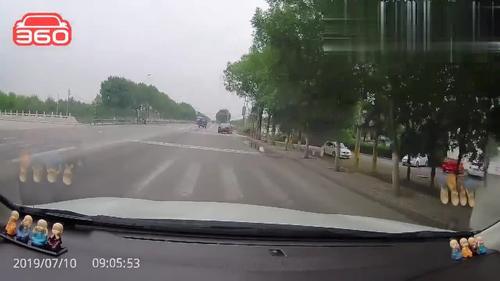 行车记录仪,走路看手机就是这种状况,好尴尬,这要是碰上了算谁的?