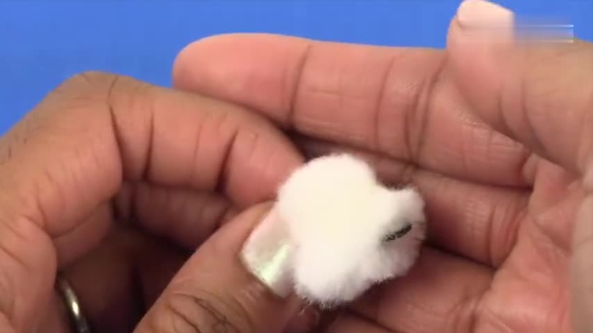 用毛绒球给芭比娃娃做一只可爱的小狗,做法原来这么简单!