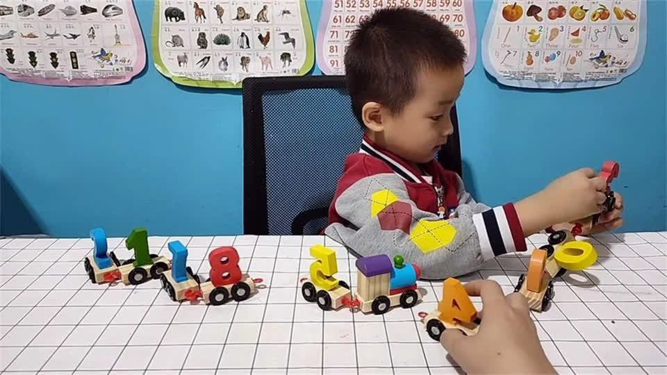 当当终于按数字排列好了小火车!