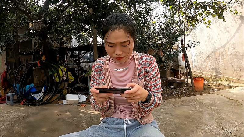 姑娘被狗咬,小伙太抠不舍得花钱打疫苗,被媳妇追着咬吓得到处跑