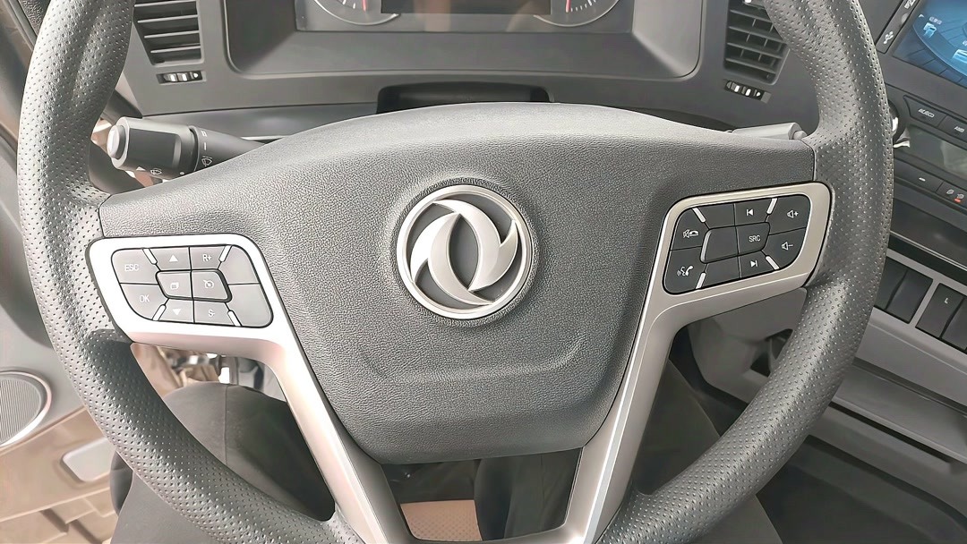 国六东风旗舰600马力,配备伊顿变速箱,驾驶室宽阔豪华!