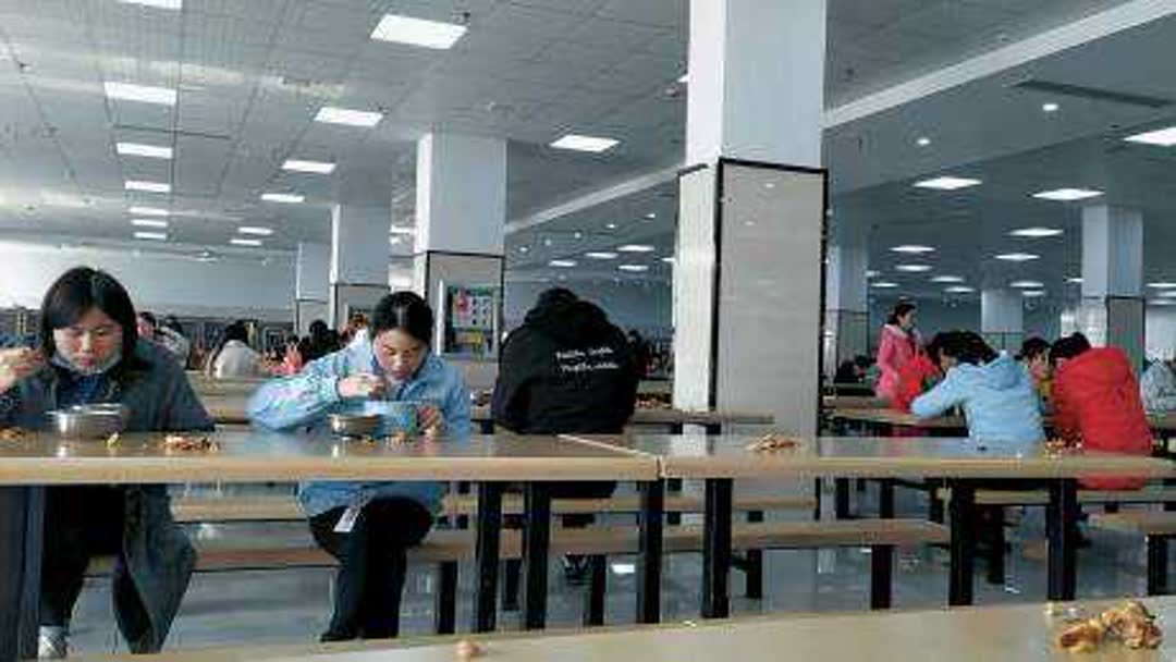 吉安电子厂做临时工,食堂打菜阿姨手抖,有什么办法可以治她?