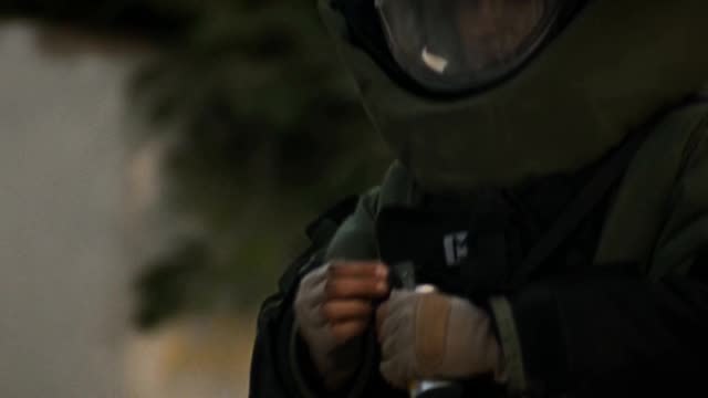 阿凡达2集|一名美国排爆兵正将起爆雷管