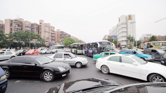 没有红绿灯的十字路口,可不要随便走,法律是这样规定的,搞清楚
