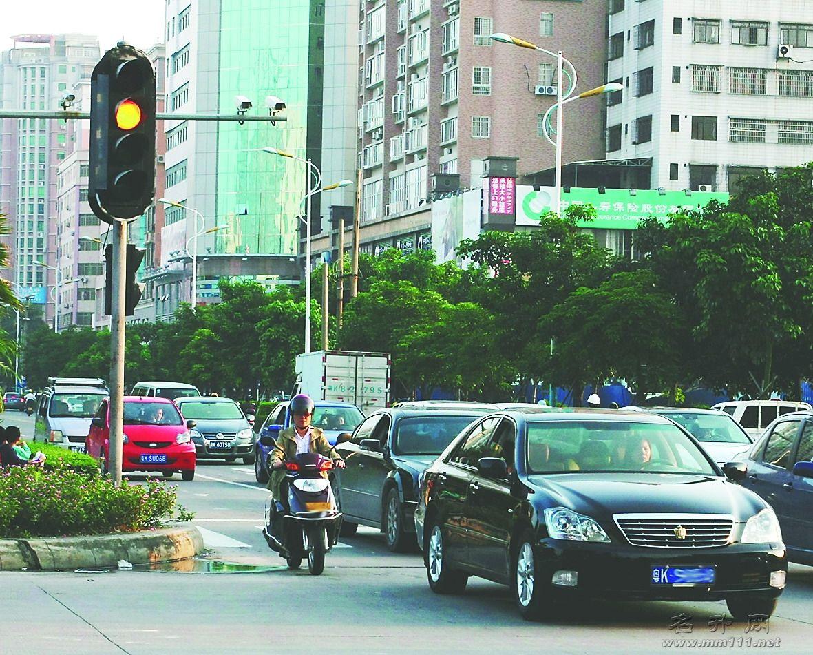 路口黄灯亮了,车子加速通过到底行不行,为什么有时候也会扣分?