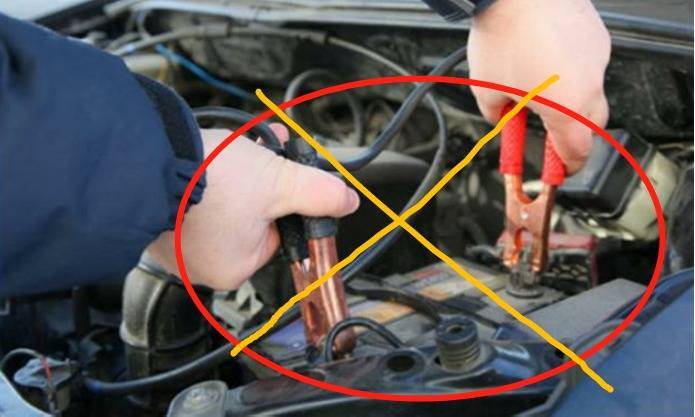 汽车电瓶打不着火修车工别搭线,简单支一招,一分钟启动