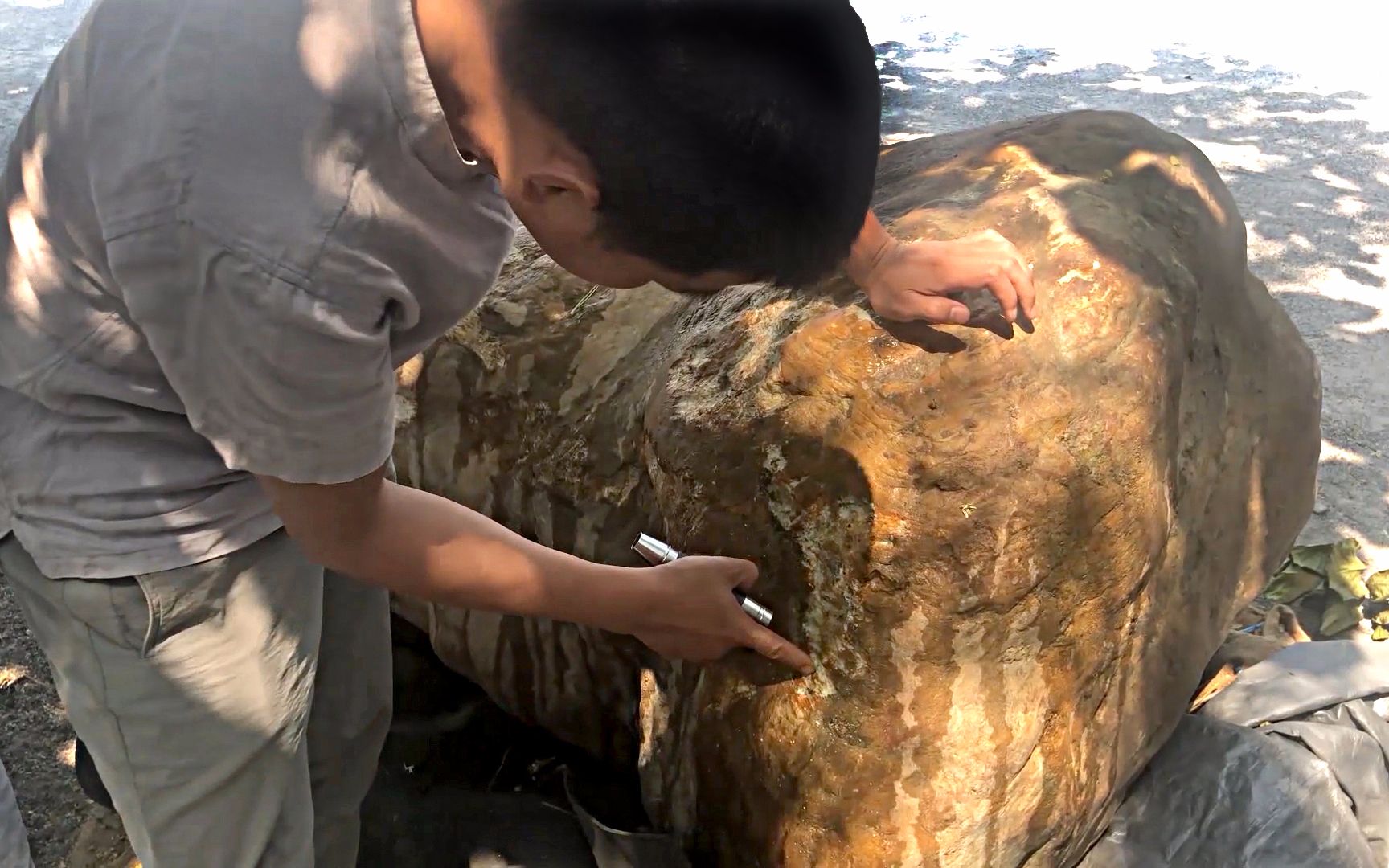 几十吨的翡翠原石竟然没有价值?赌石猫腻,石头大切不输?