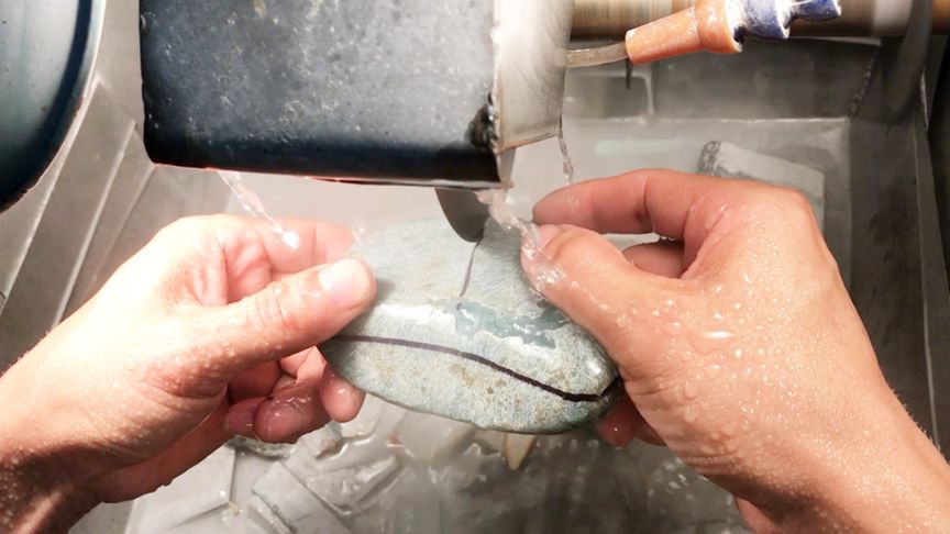 满是裂的翡翠原石,小伙不听劝阻坚持购买,切开后切石师傅都惊叹