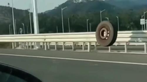 在高速上一个滚动的轮胎,跑的速度这么快,我不明白它是怎么来的_